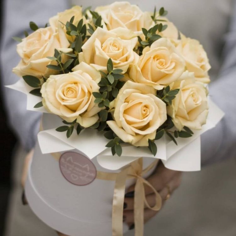 Шляпная коробка «Для наших дам» из кремовых роз и зелени в Нурлате